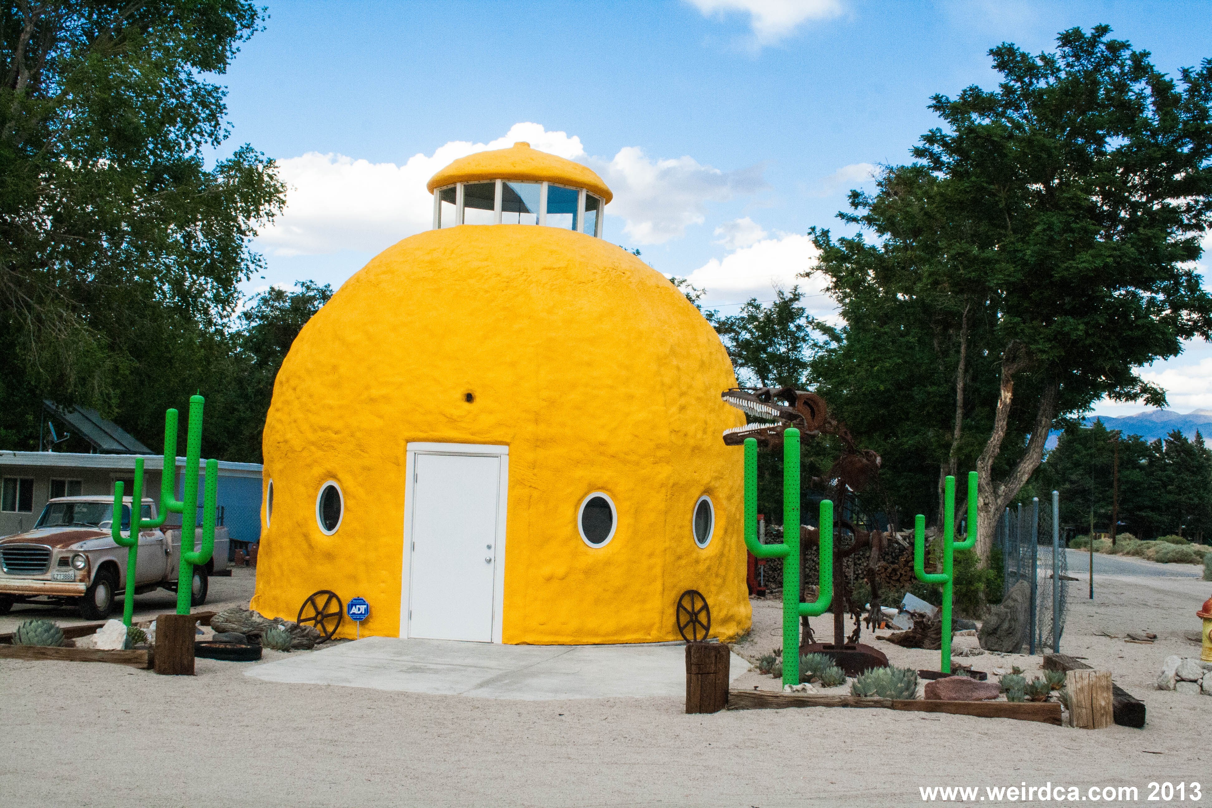 The Orange Hut of Cartago - Weird California