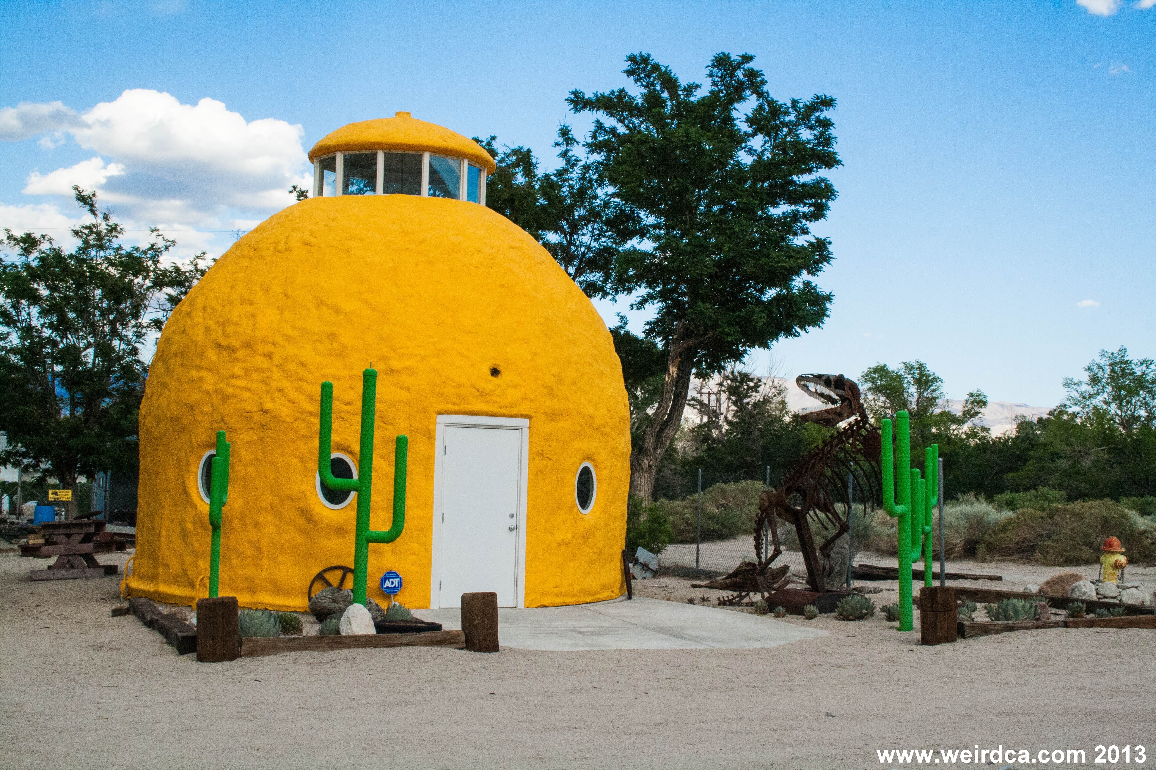 The Orange Hut of Cartago - Weird California