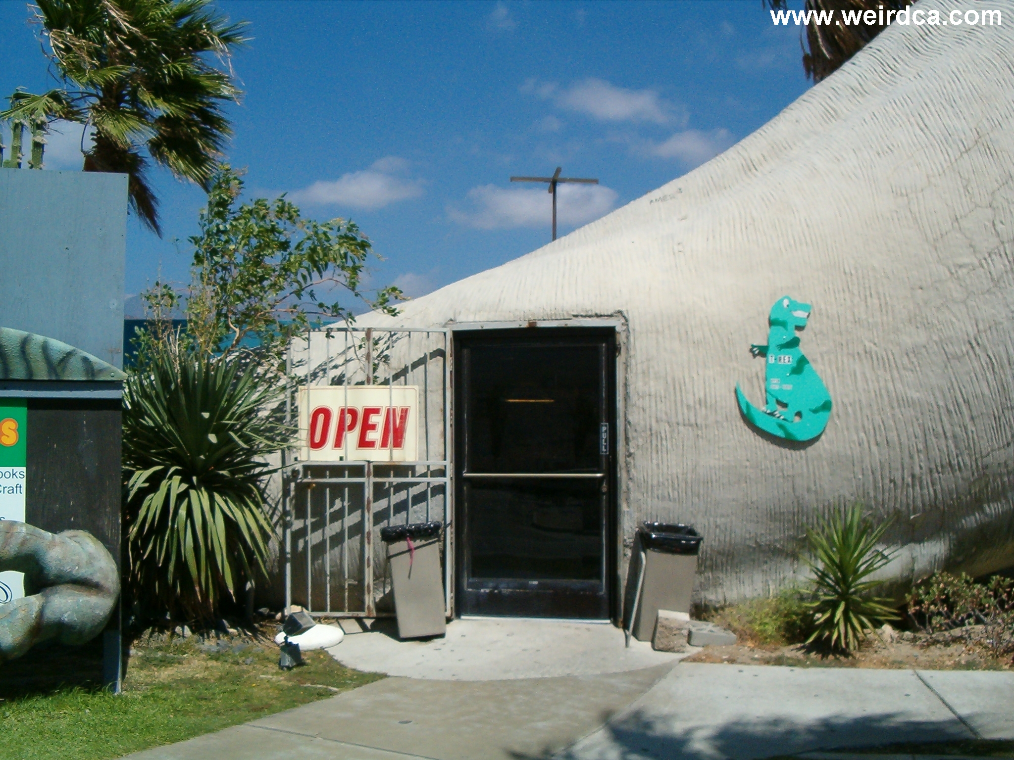 Cabazon Dinosaurs - Weird California