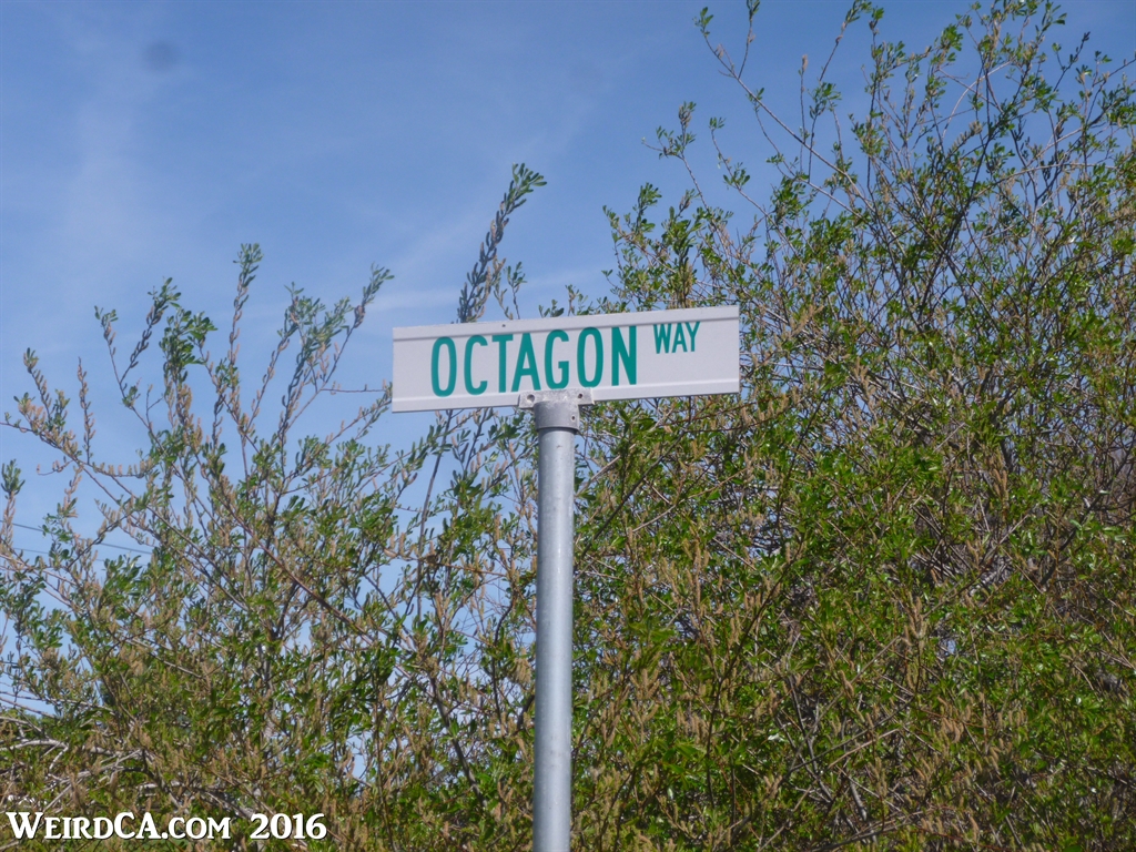 Octagon Barn - Weird California